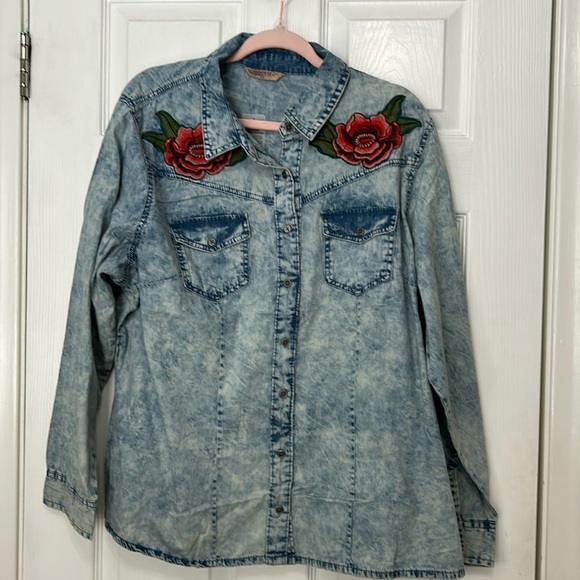 Tops | Highway Jeans Nwt Blue Lightweight Denim With Appliqu Roses ...